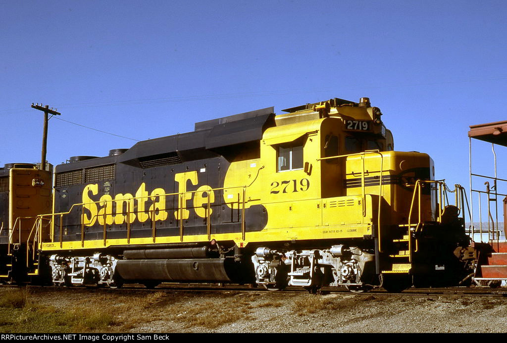 ATSF 2719--GP30u